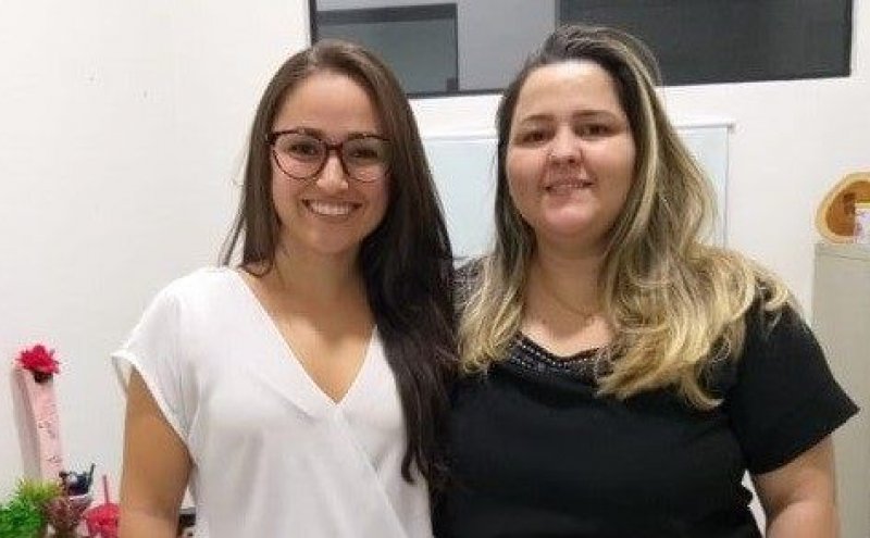 Carolina Maria Novais Caires Tacconi, na foto com a coordenadora ...